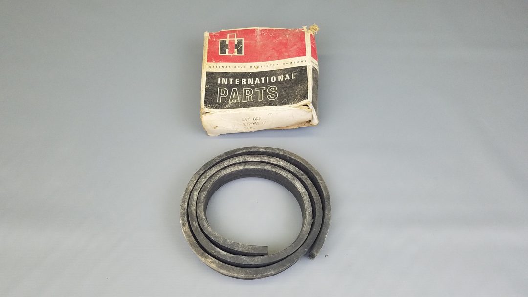 IH NOS TAILGATE BOTTOM SEAL 272965C1 - SCOUT 80 800 - IH Scout