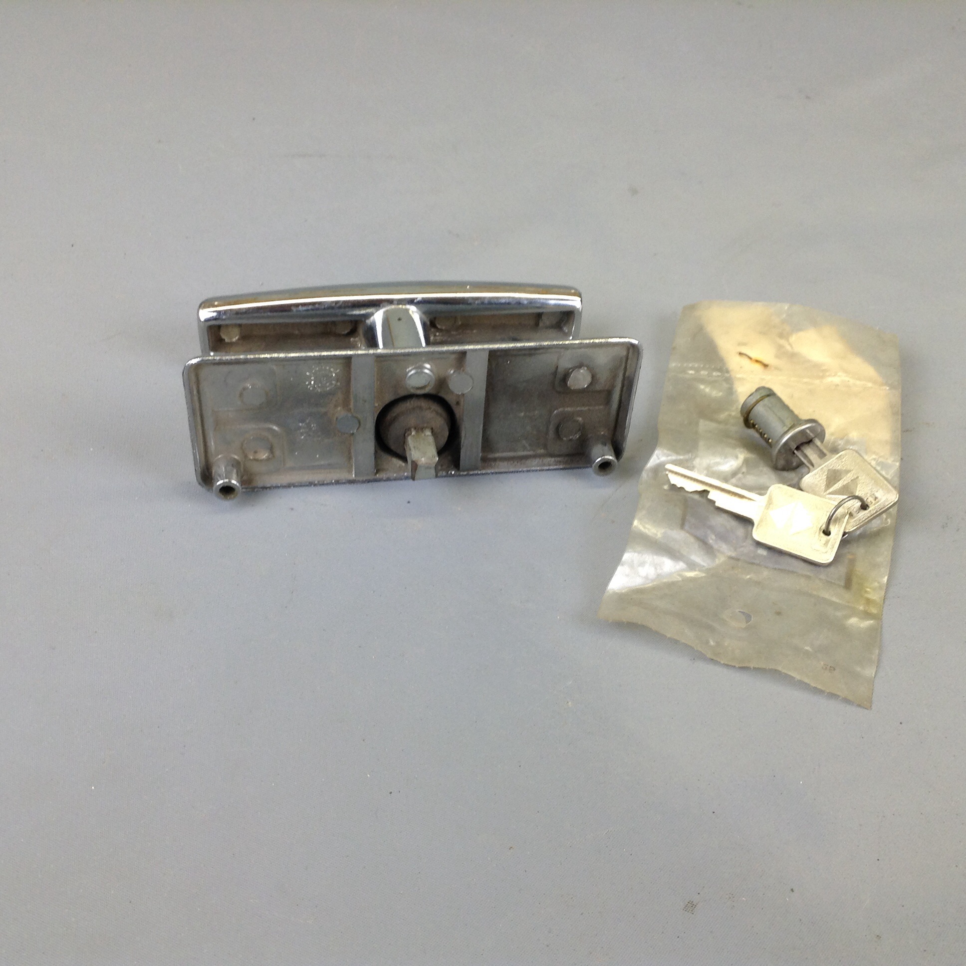 Scout II NOS Lift Gate Handle With Key - IH Scout